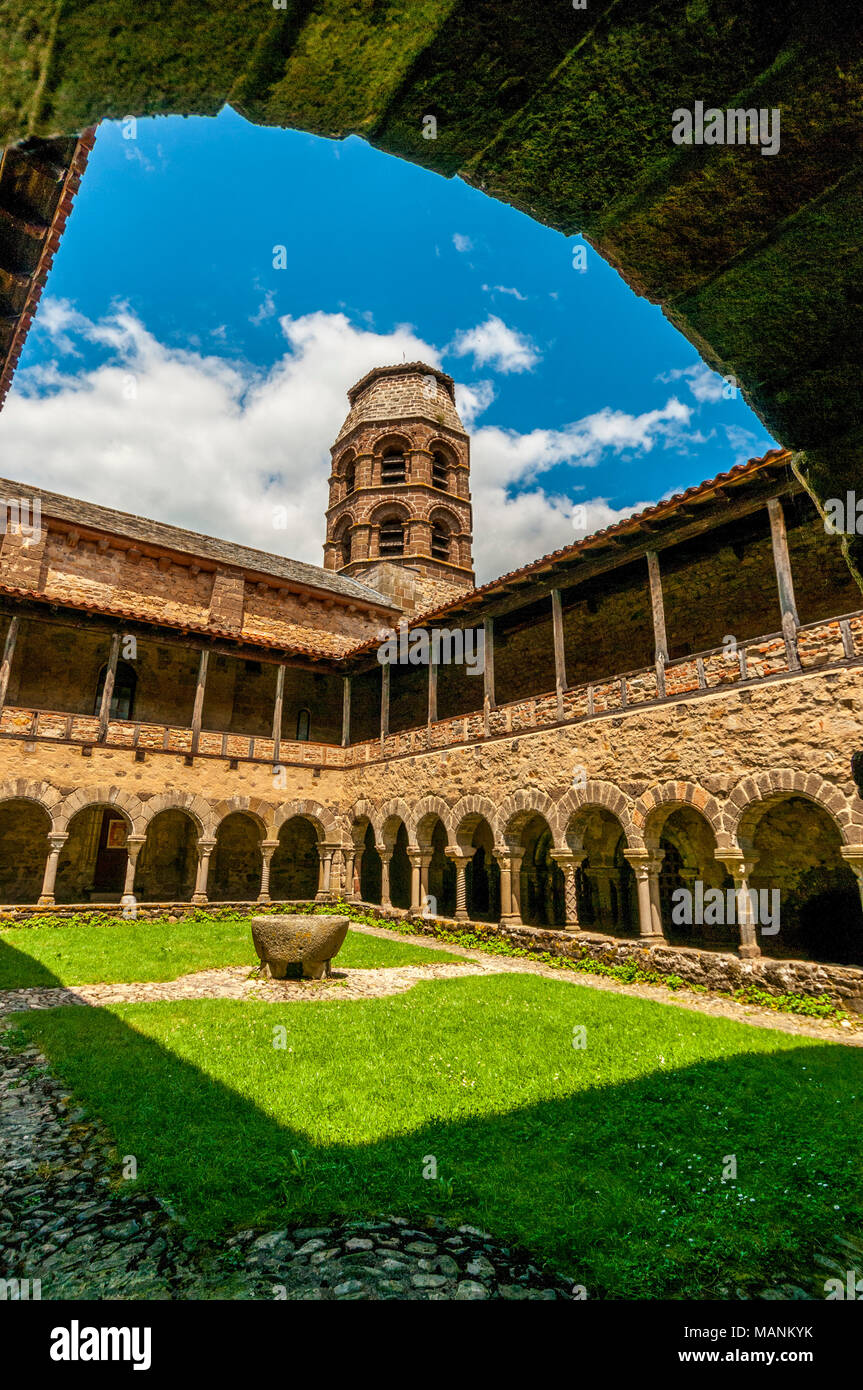 Abbaye de lavaudieu Banque de photographies et d’images à haute ...
