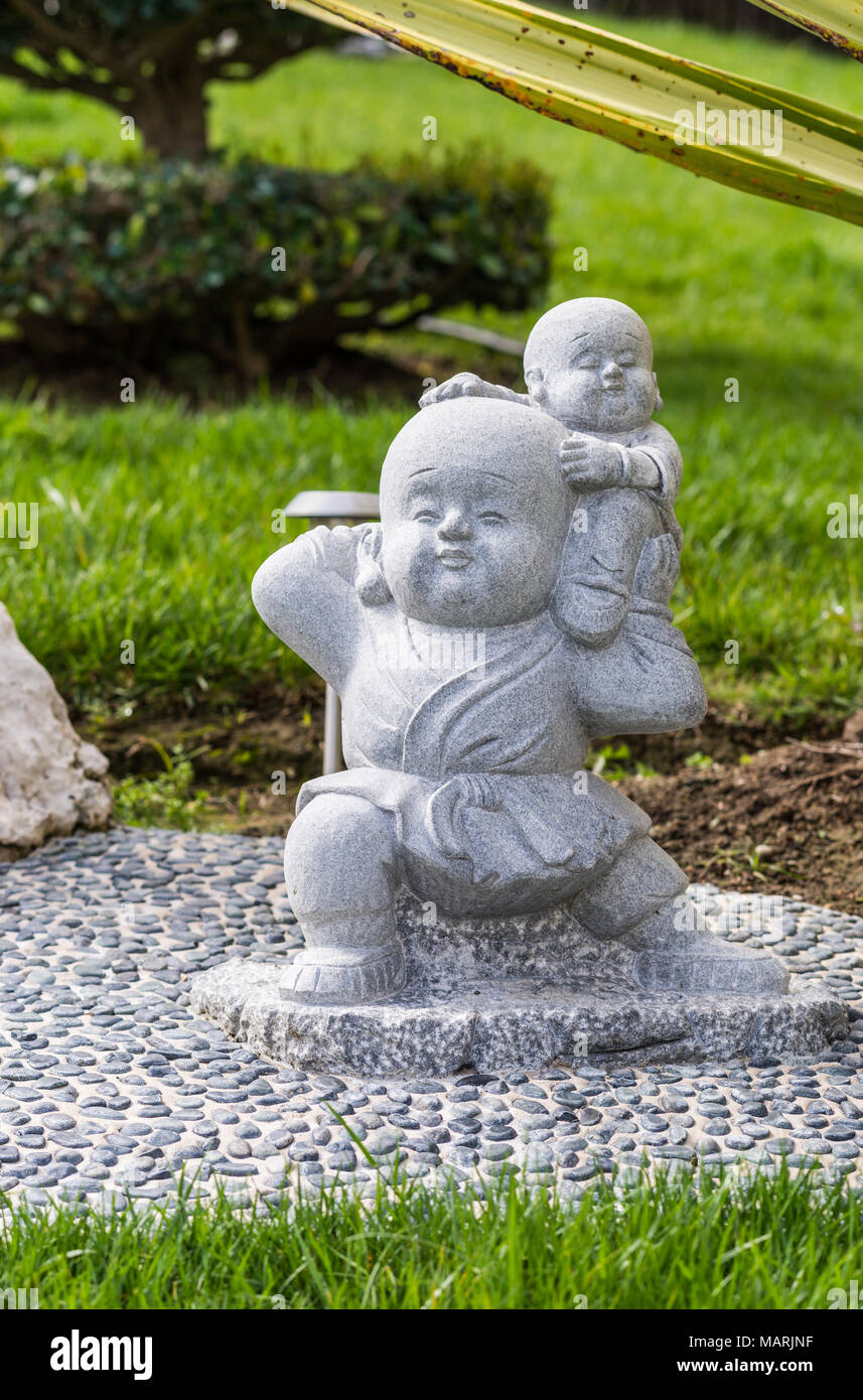 Statue de moine et enfant Banque de photographies et d’images à haute ...