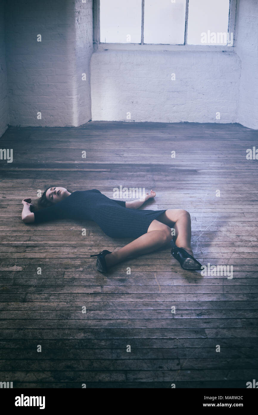 Femme morte allongée sur le marbre Photo Stock - Alamy