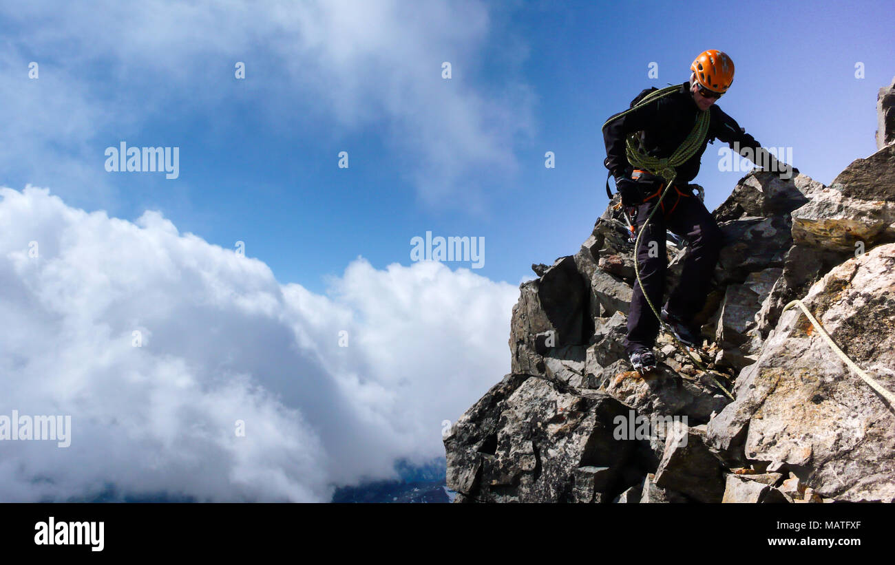 Guide sur un rebord rocheux escarpés et exposés sur son chemin à un ...