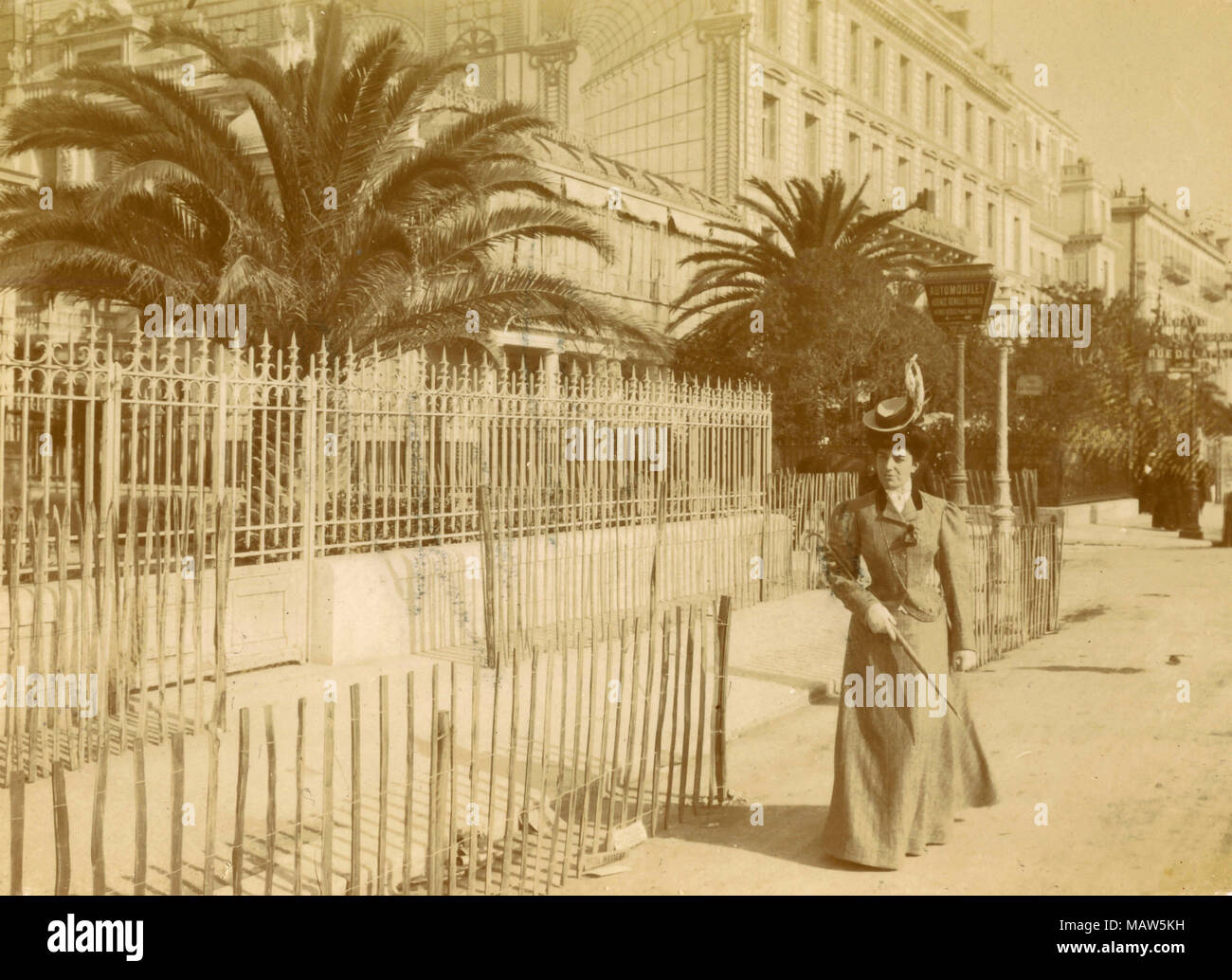 Femme élégante dans les rues de Nice, France 1880 Photo Stock - Alamy