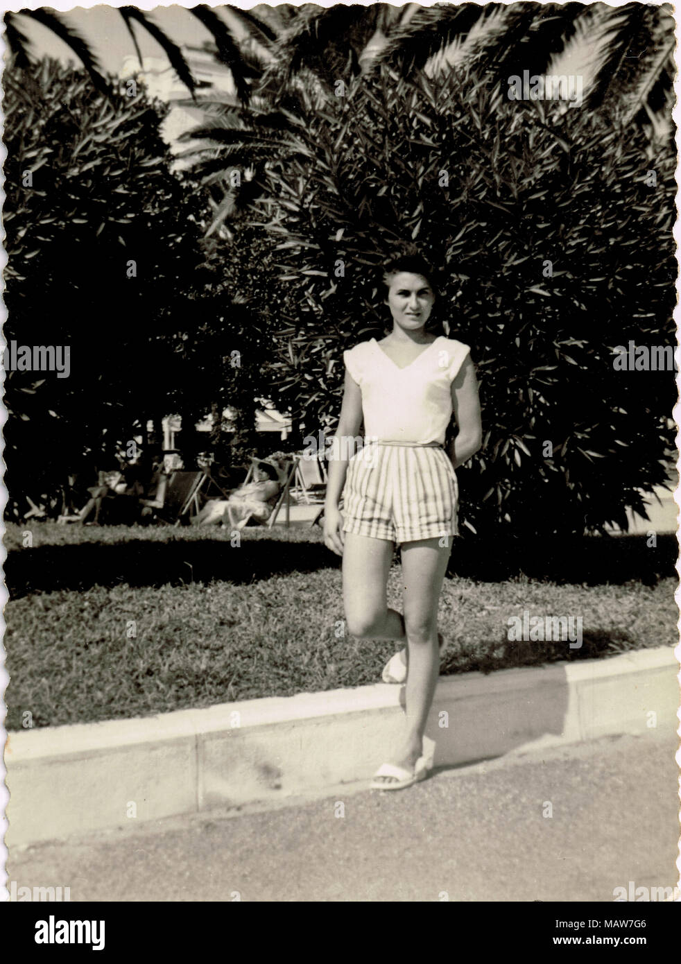 Dans le style des années 50 : une jeune femme se tient sur une ... Dans le style des années 50 : une jeune femme se tient sur une ...