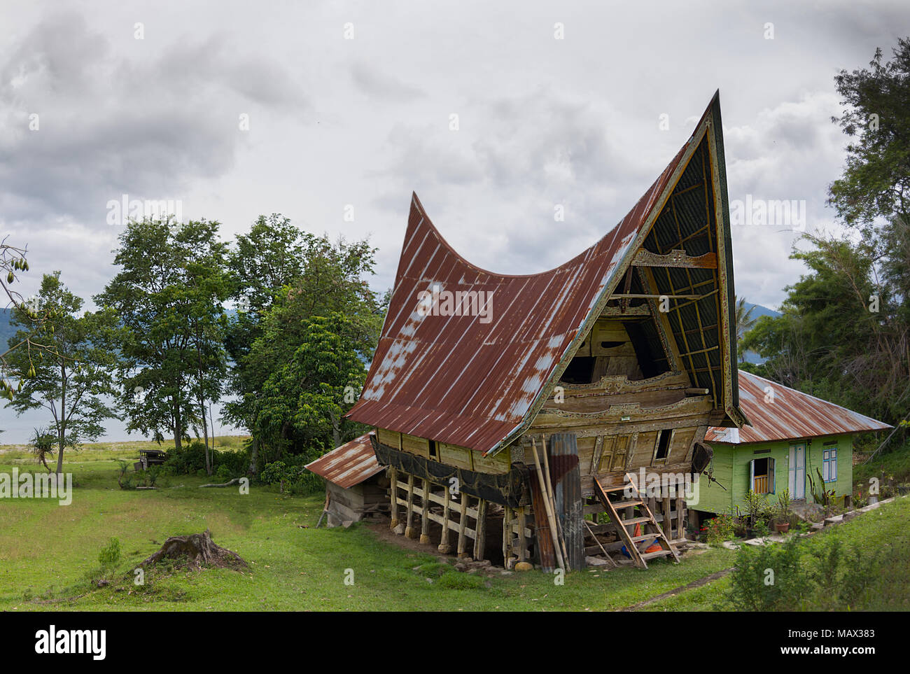 Une vieille maison de style traditionnel de l'architecture Batak avec ...