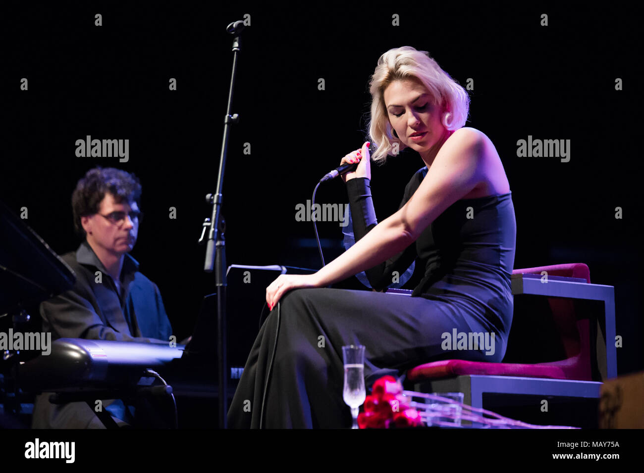 Karen souza Banque de photographies et d’images à haute résolution - Alamy