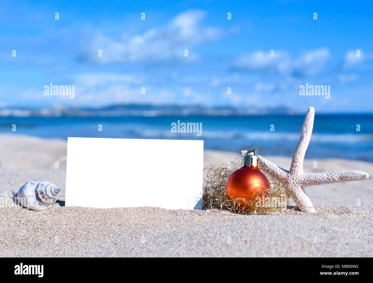 Carte de vœux de Noël et de décoration de Noël sur la plage. Scène de ...