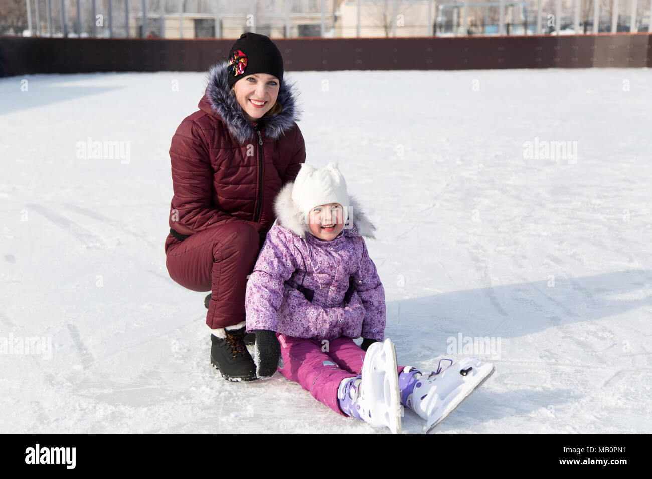 Une jeune mère et fille embrasser et baiser sur une marche d'hiver ... Une jeune mère et fille embrasser et baiser sur une marche d'hiver ...