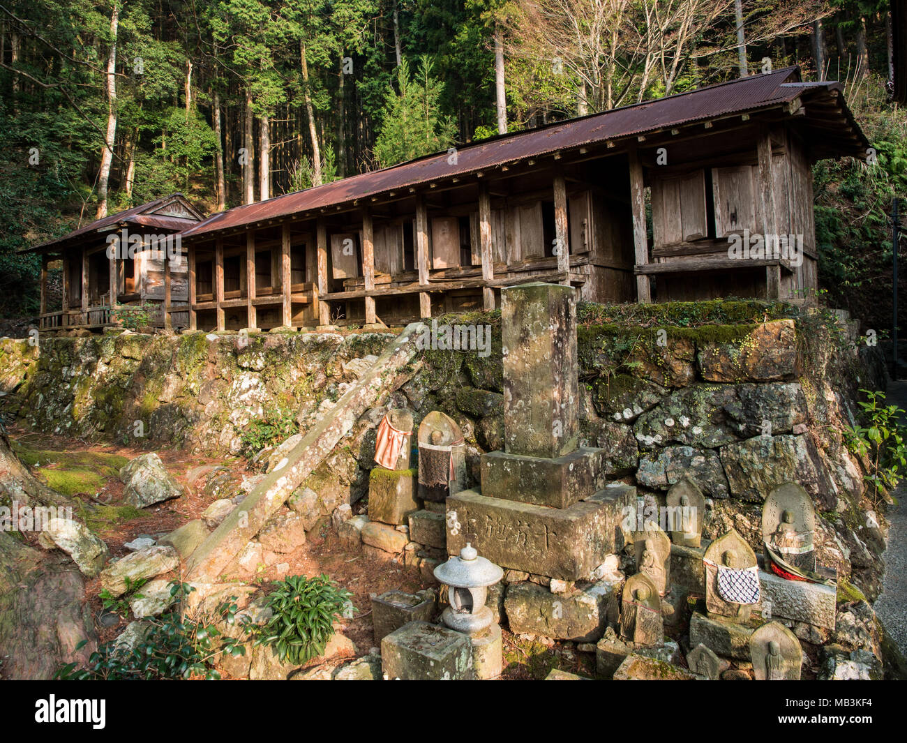 Setsumatsusha sanctuaires shinto auxillaires Banque de photographies et ...