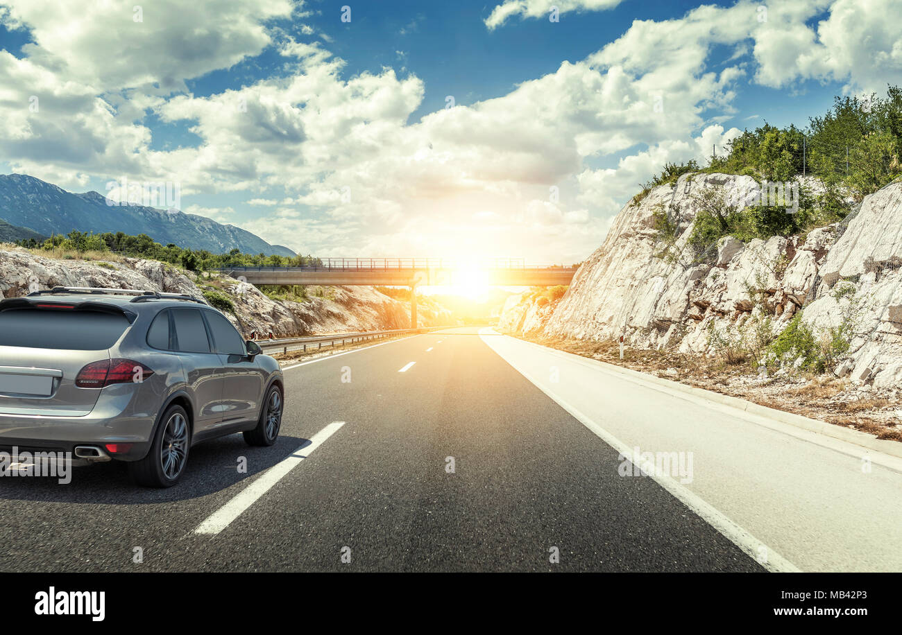 Location de se précipiter le long d'une autoroute à grande vitesse dans ...