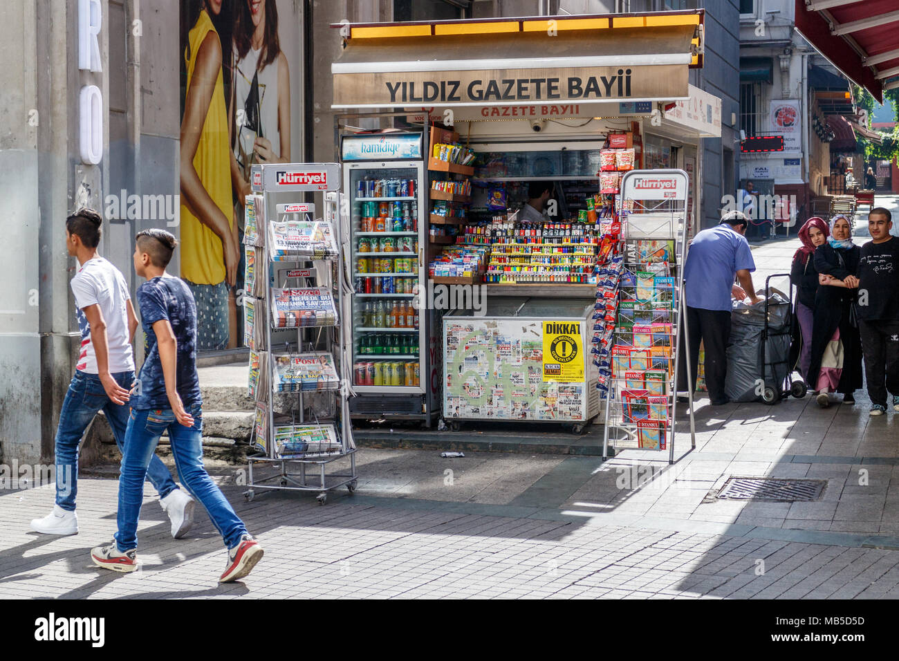 Newspaper kiosk Banque de photographies et d’images à haute résolution ...