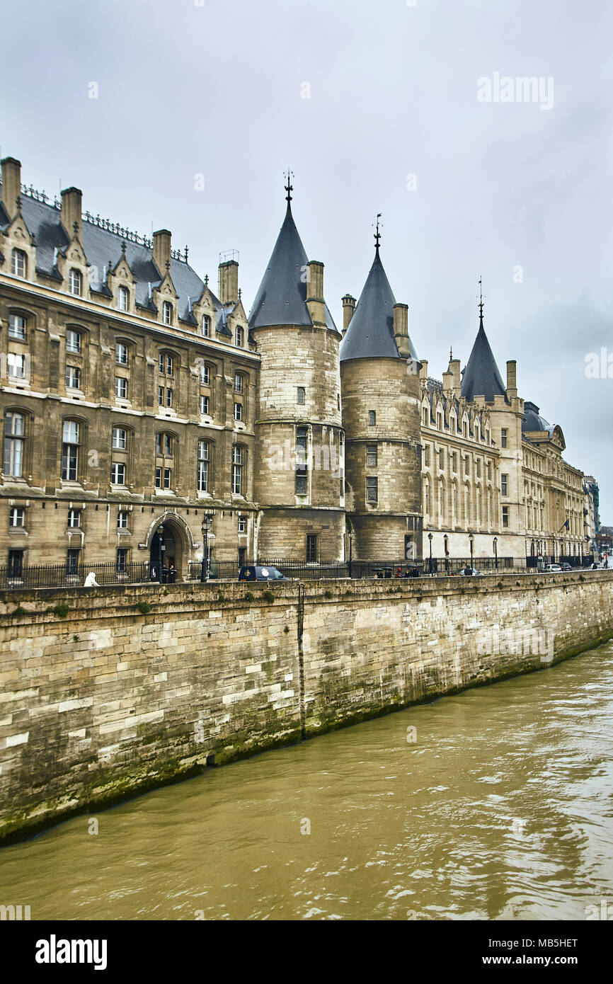 Immeuble parisien classique Banque de photographies et d’images à haute ...