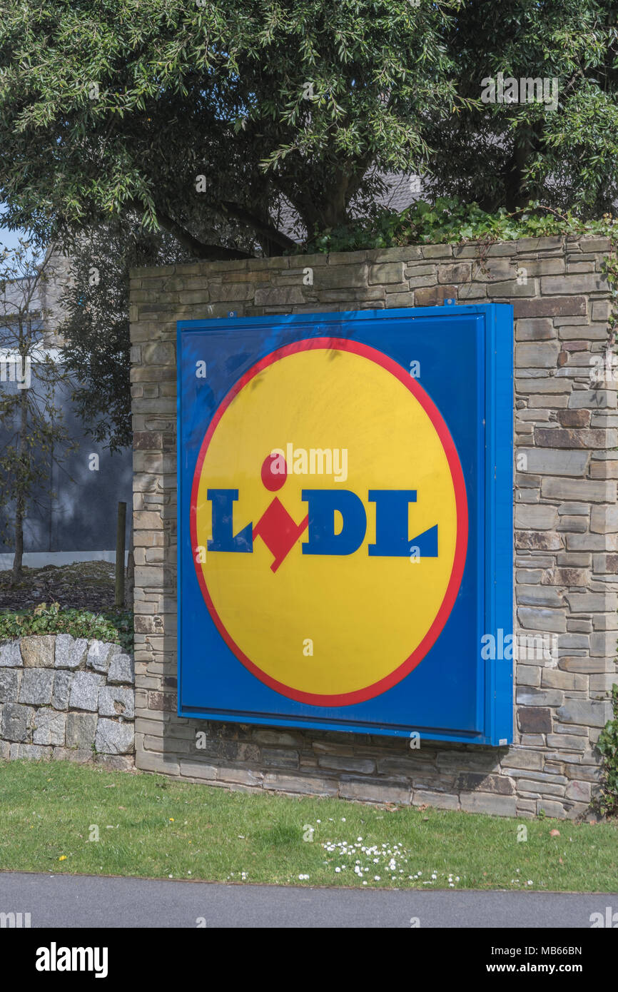 Logo extérieur du magasin Lidl à Bodmin, Cornwall. Supermarchés ...