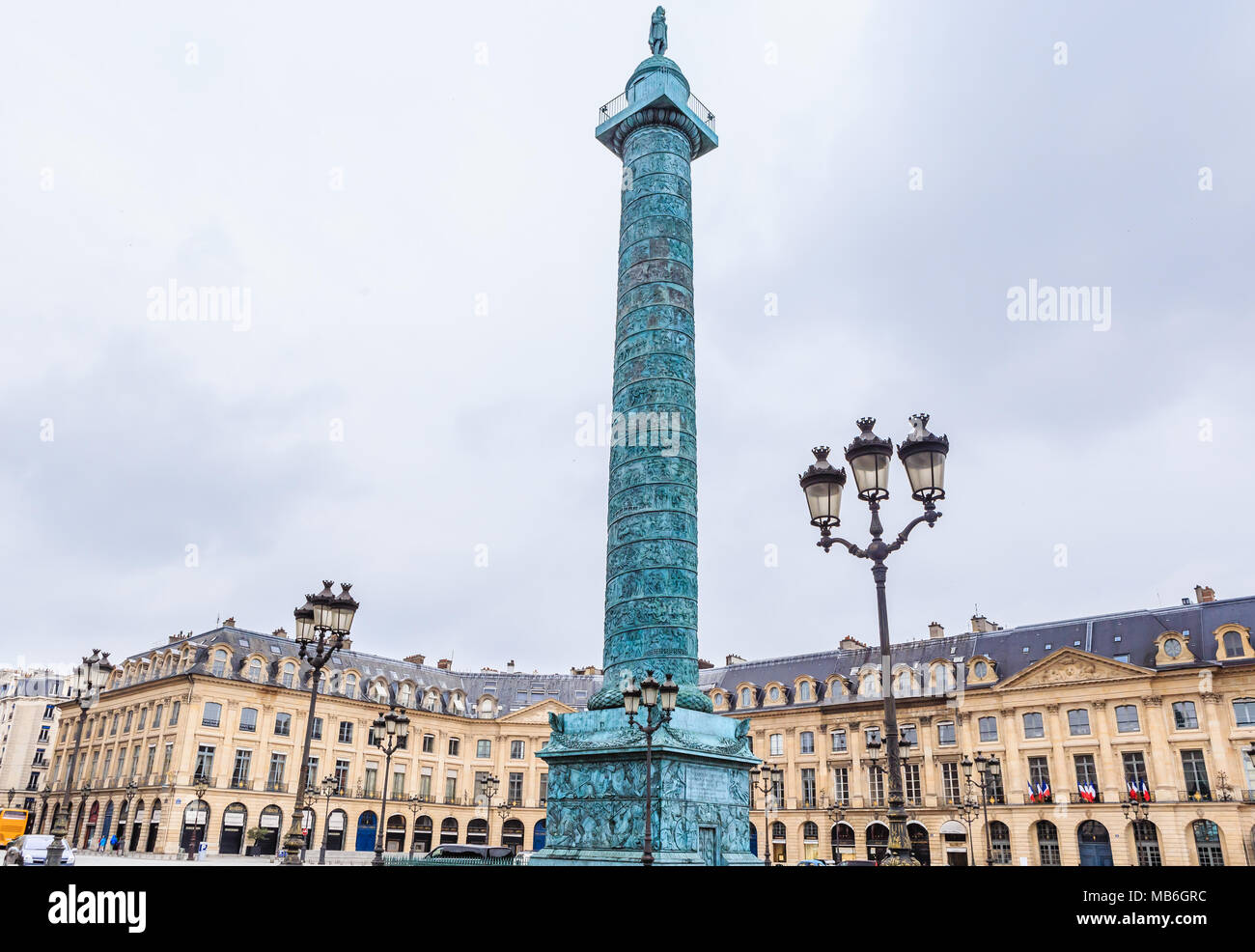 La colonne Vendôme avec statue de Napoléon Bonaparte, sur la Place ...