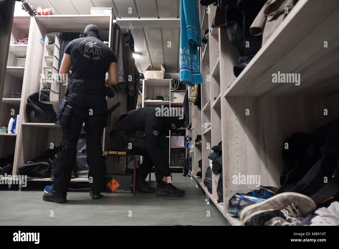 Raid police française Banque de photographies et d’images à haute ...