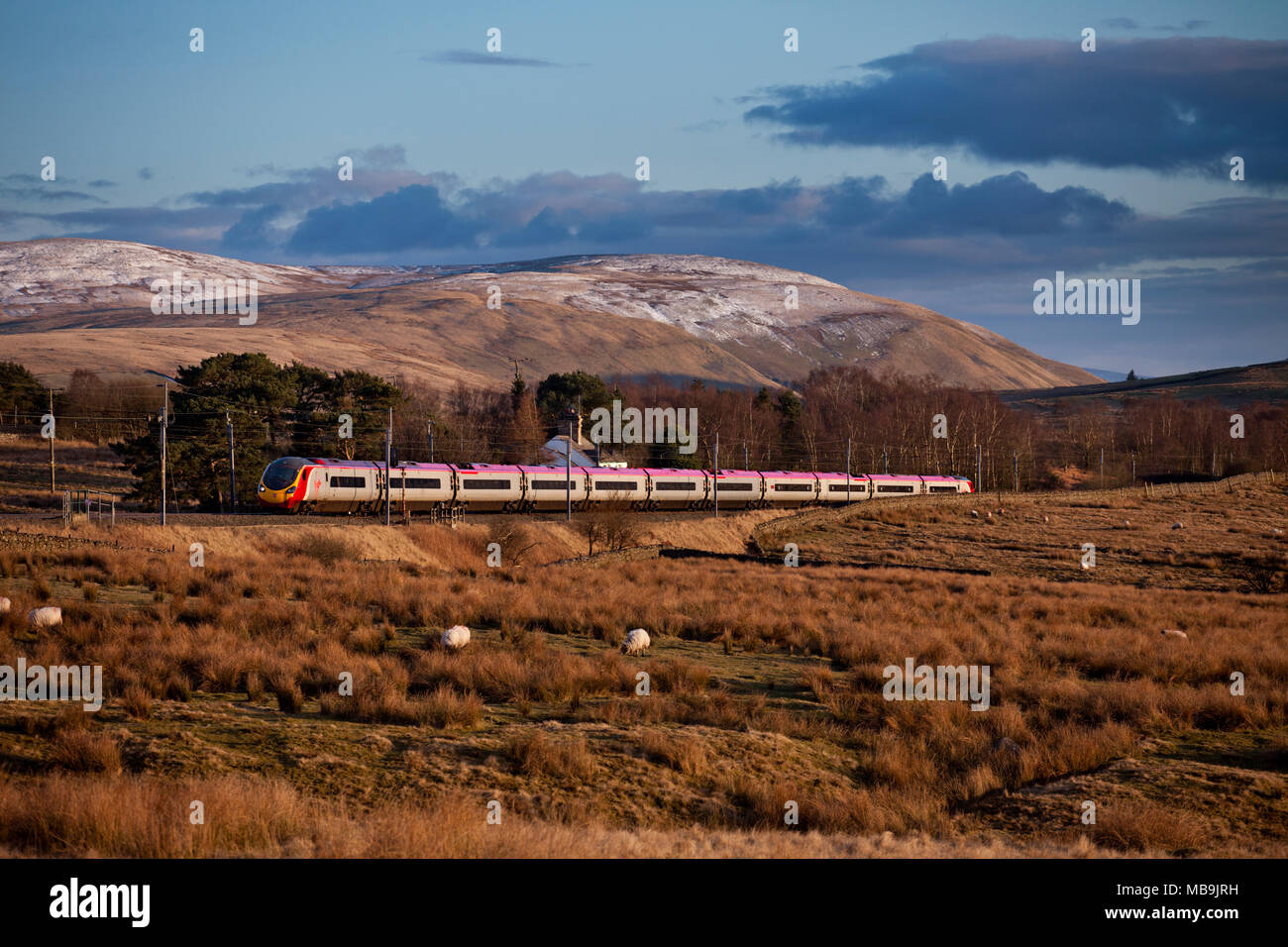 Un Virgin Trains pendolino de la côte ouest a Scout Vert (au nord de ...