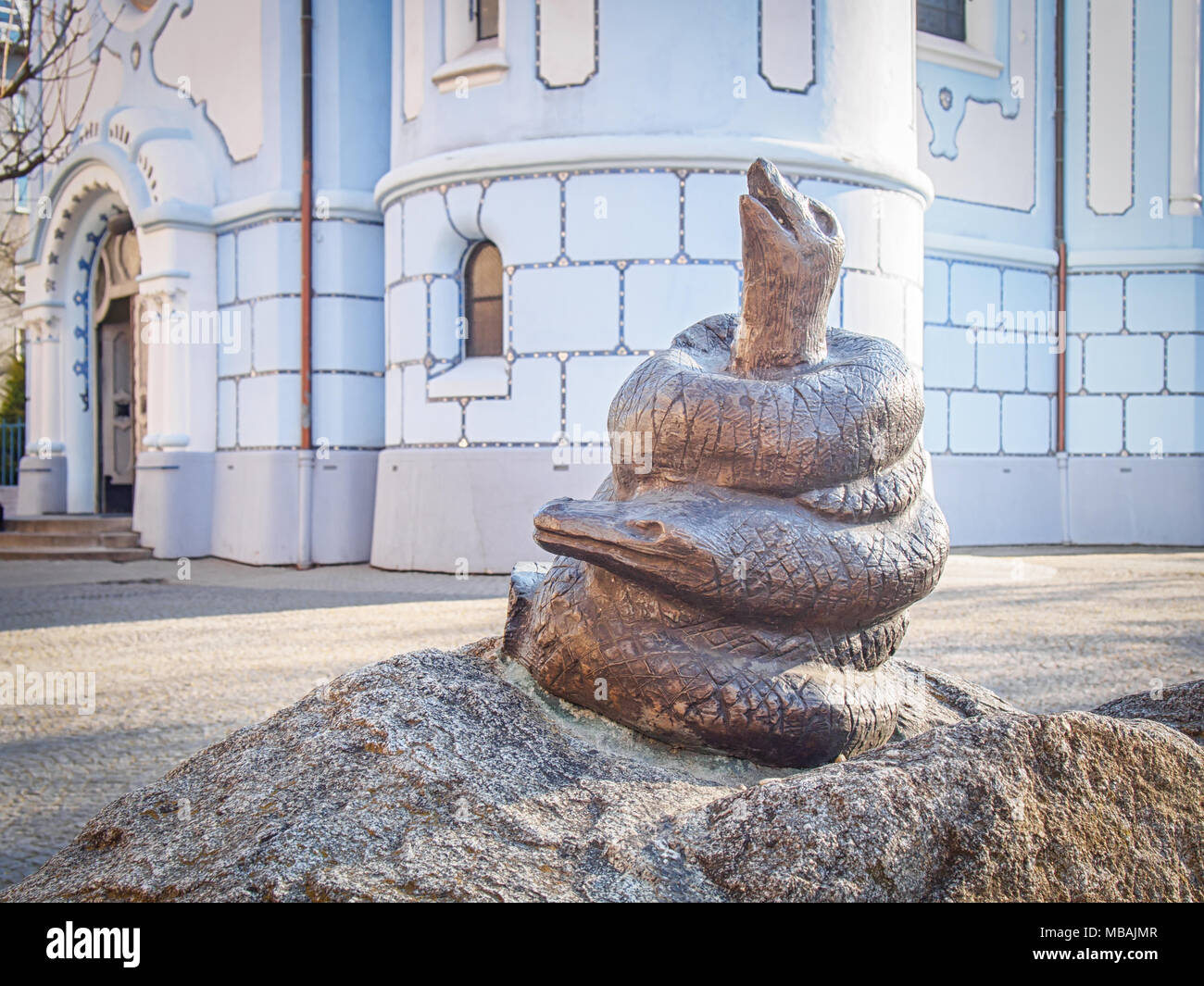 Statue d'un serpent qui étouffe ses poussins 'pour les enfants à naître ...