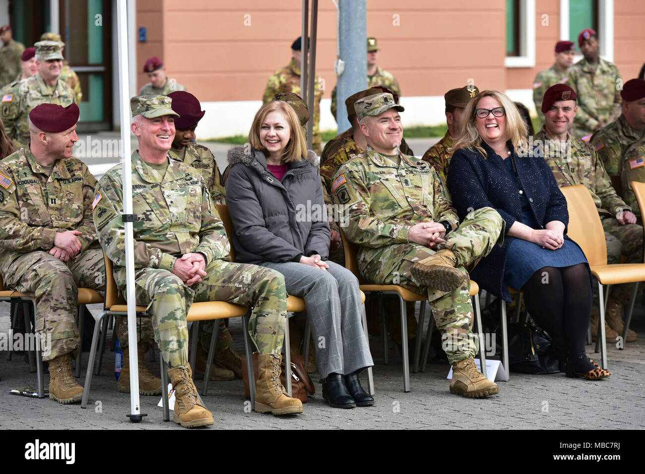 À partir de la gauche. Le brig. Le général Eugene J. LeBoeuf ...