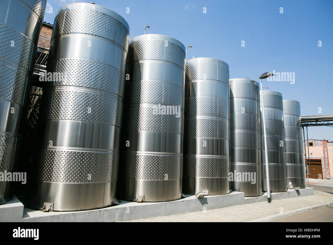 Cuve en acier inoxydable à la cave pour la maturation du vin Photo ...
