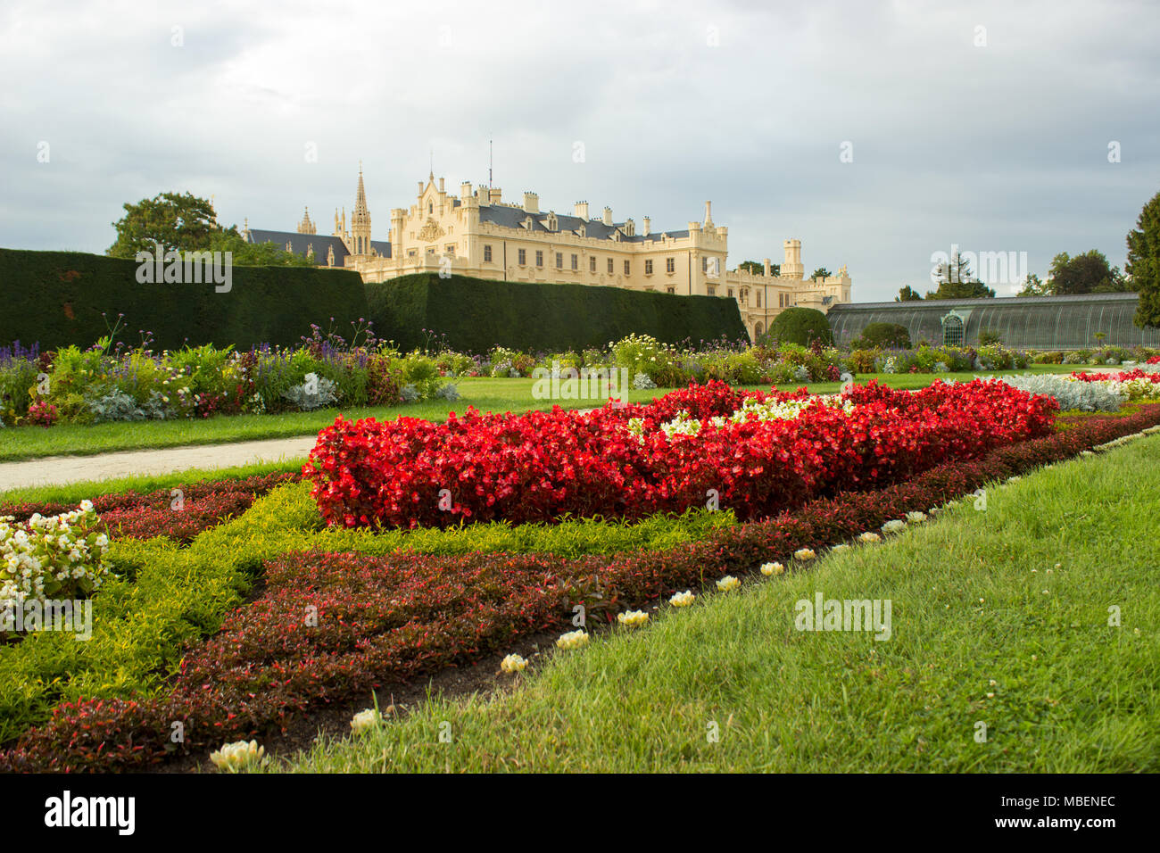 Château de Lednice parc avec des fleurs et des arbres. Sur la gauche se ...