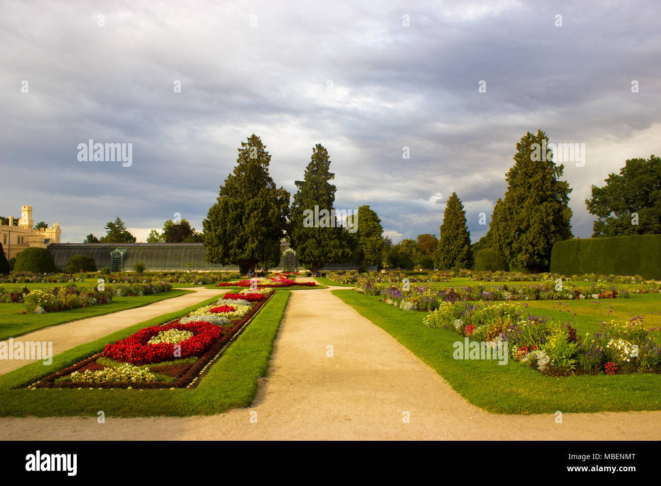 Château de Lednice parc avec des fleurs et des arbres. Sur la gauche se ...