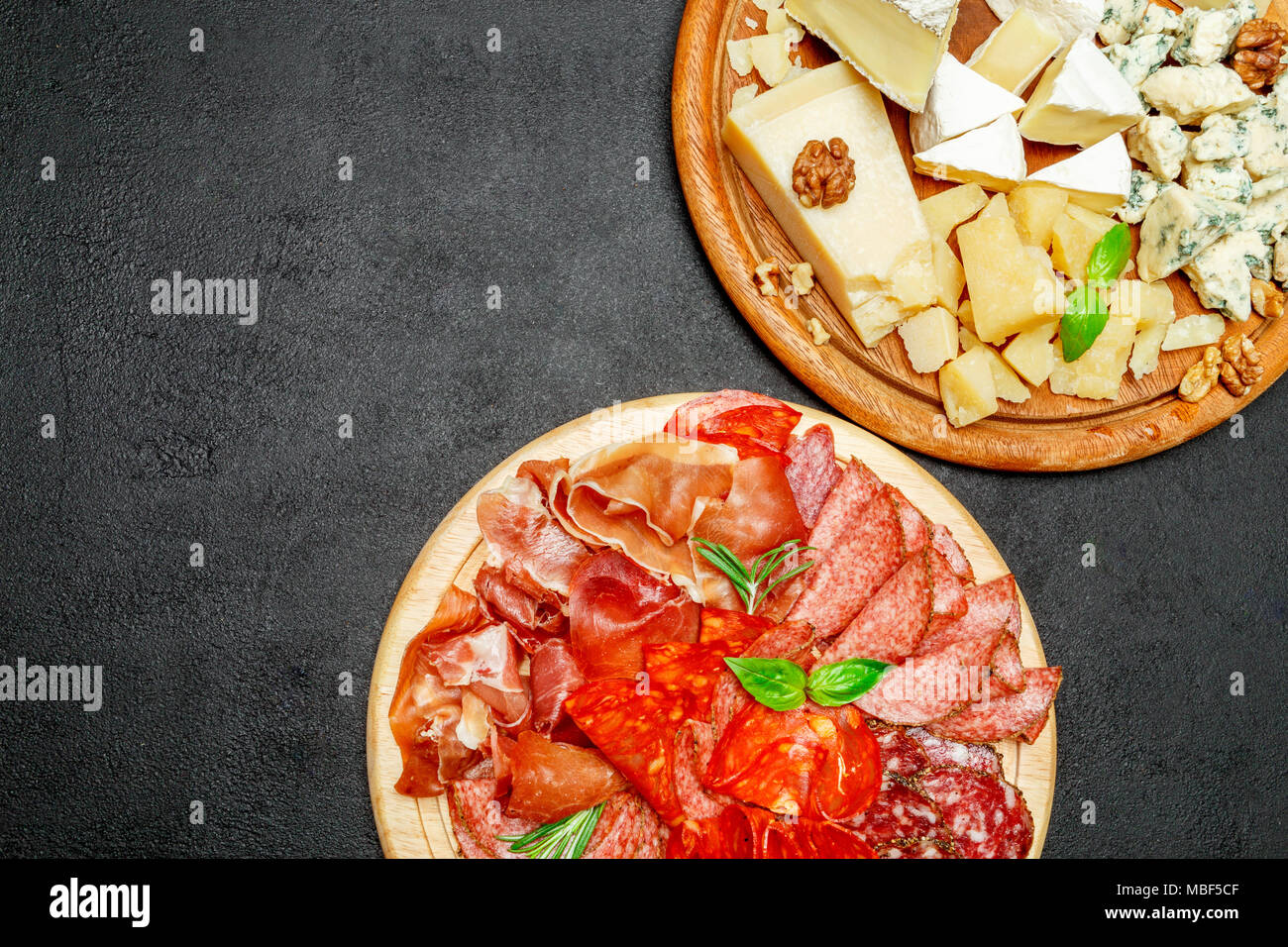 Assiette de fromage Viande froide au salami chorizo et différents types ...