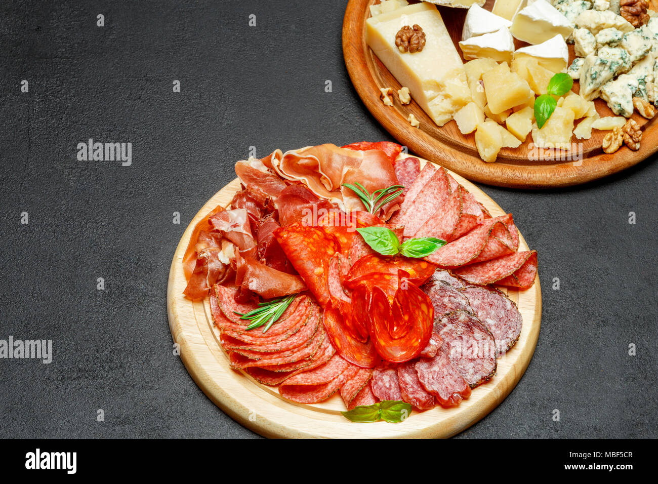 Assiette de fromage Viande froide au salami chorizo et différents types ...