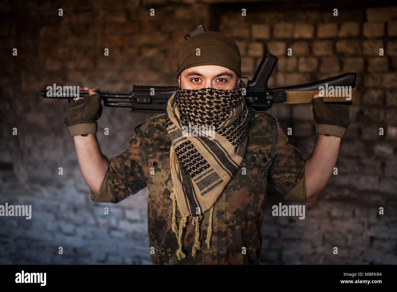 Le soldat arabe avec le fusil d'assaut Kalachnikov AK-47 Photo Stock ...