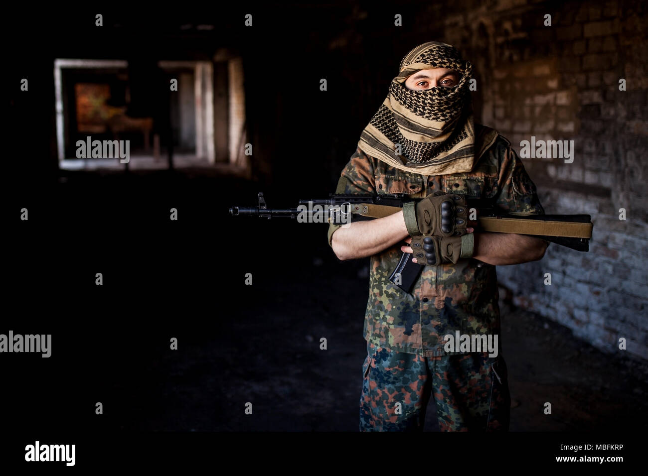 Le soldat arabe avec le fusil d'assaut Kalachnikov AK-47 Photo Stock ...