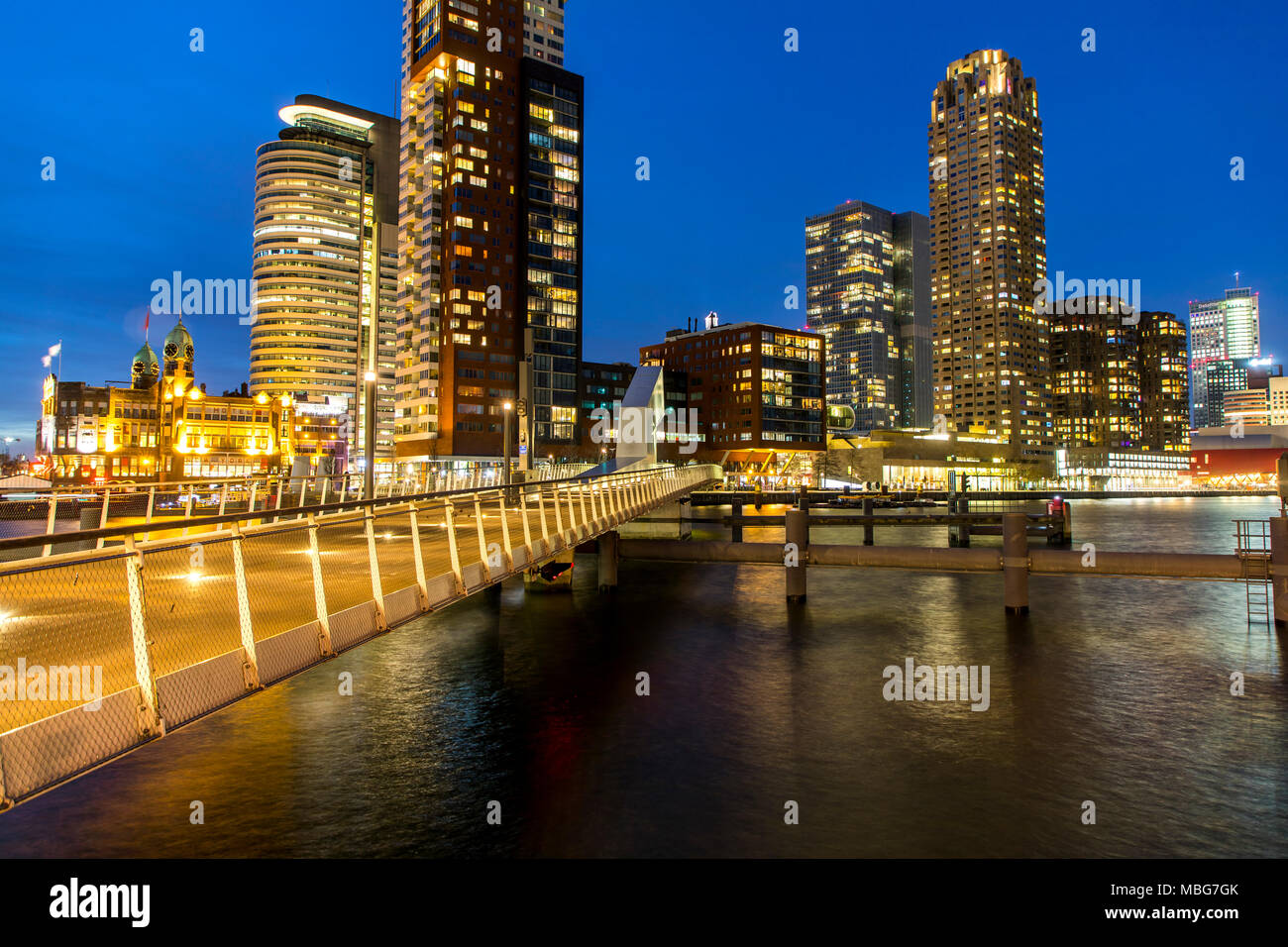 L'horizon de Rotterdam, à la Nieuwe Maas, rivière, des gratte-ciel au ...