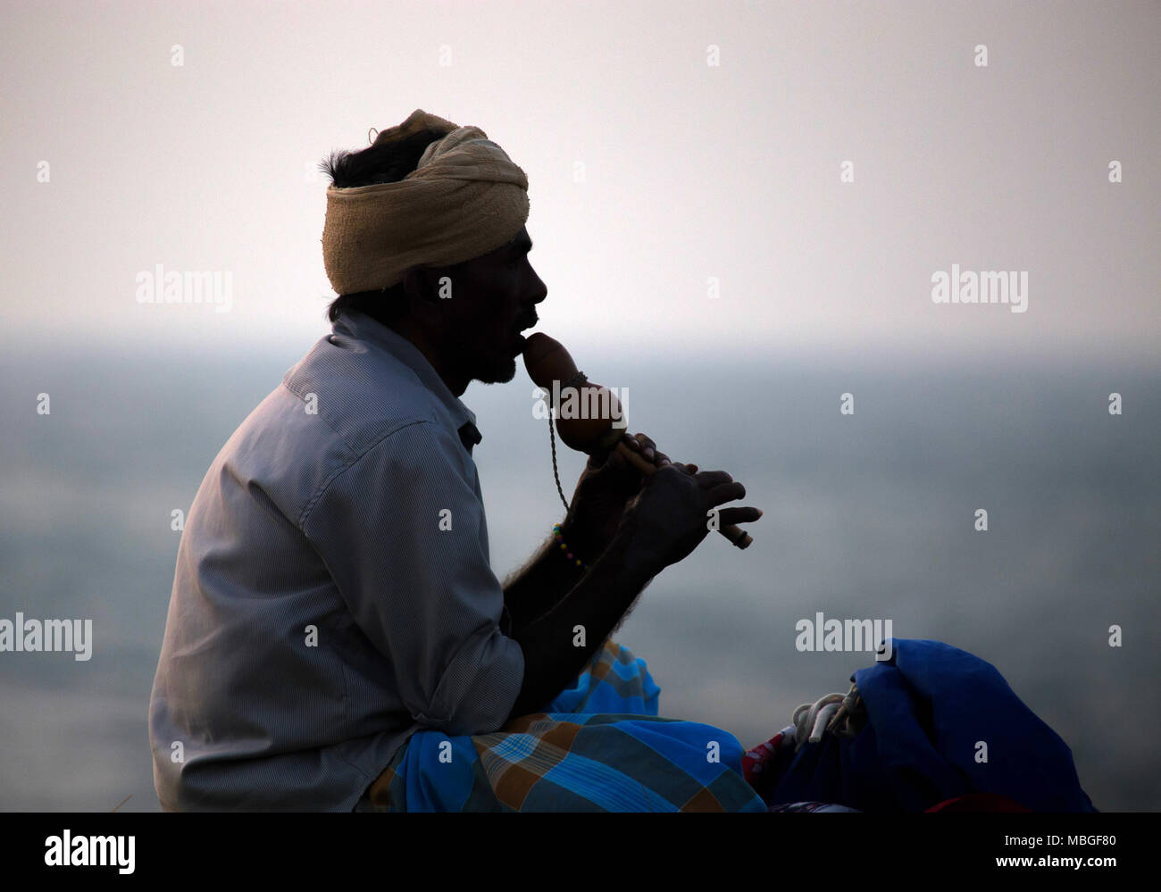 Indian man playing the flute Banque de photographies et d’images à ...
