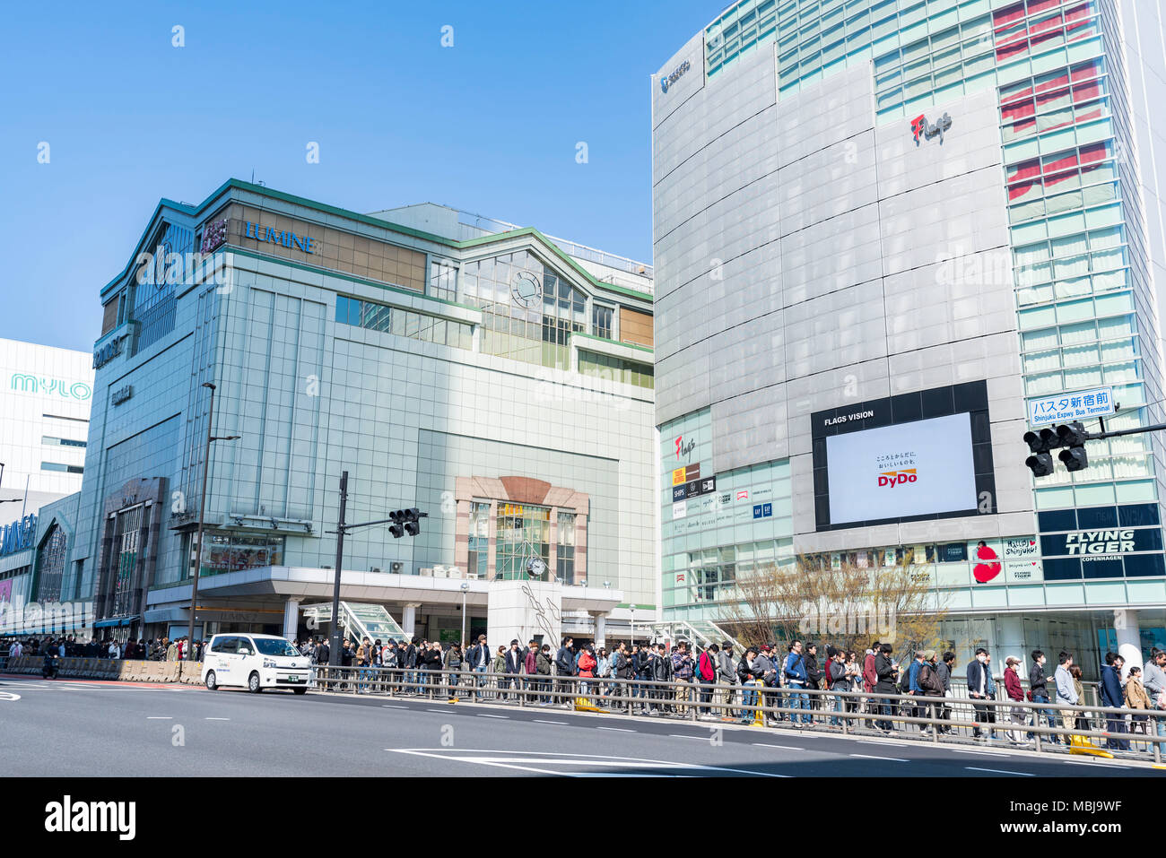 L'extérieur de la gare de Shinjuku à l'entrée sud et l'avenue Koshu ...