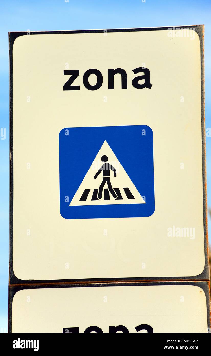 Zone piétonne signe montrant une personne sur un passage clouté, Lagos ...