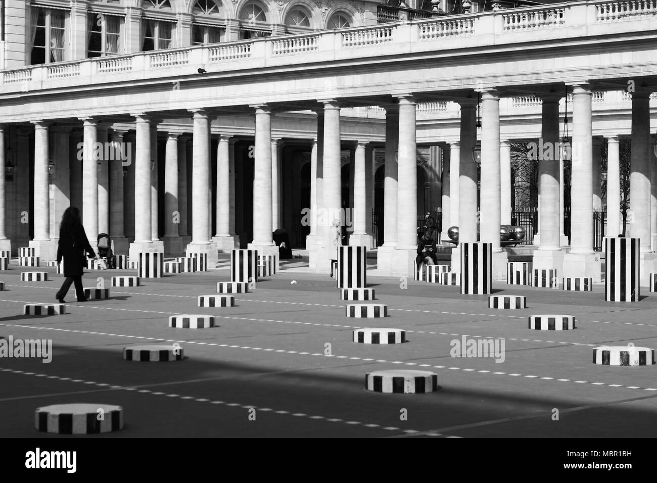Colonnes de buren paris Banque d'images noir et blanc - Alamy