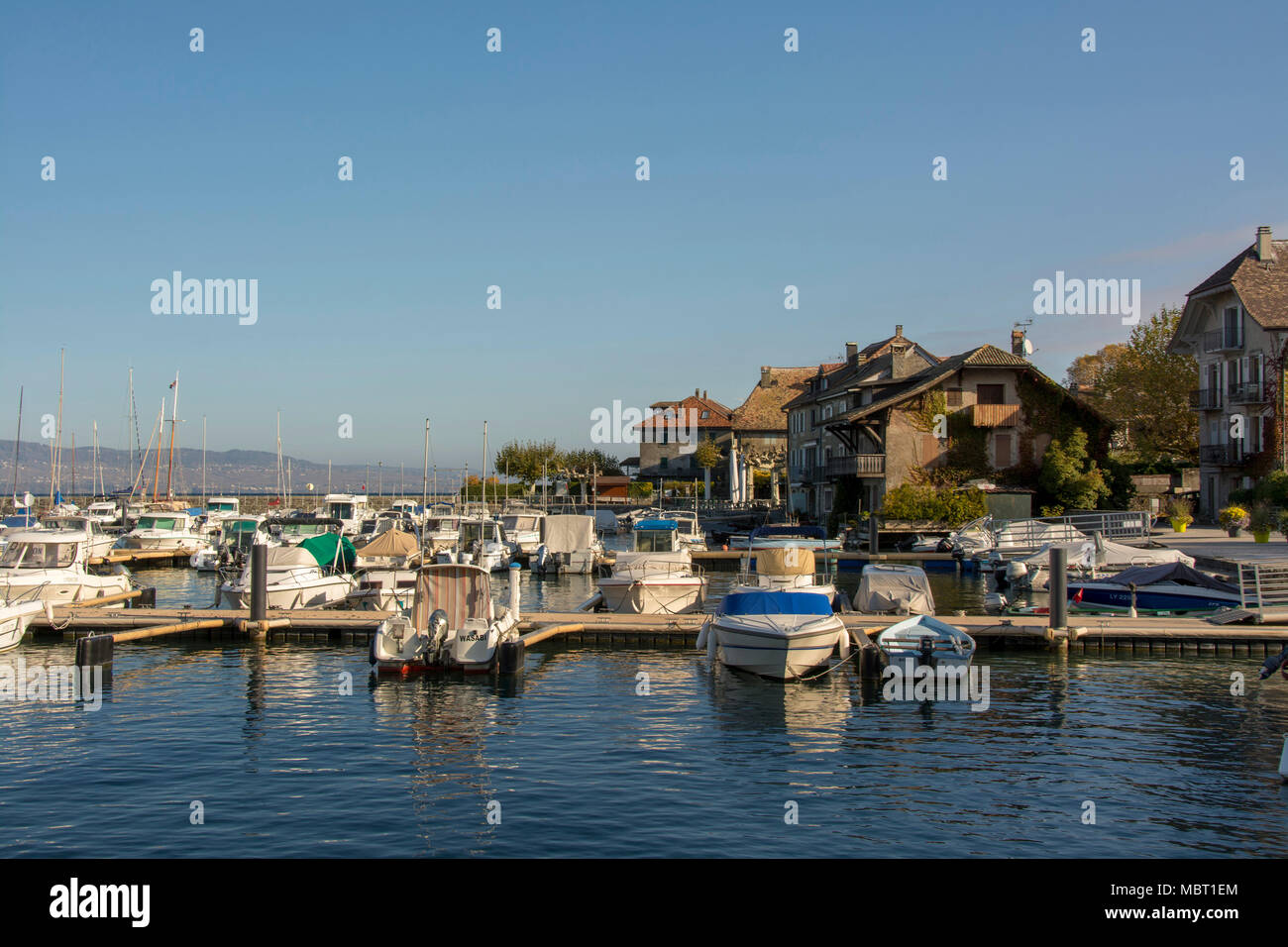 Port de plaisance de Nernier village. Haute Savoie. France Photo Stock ...