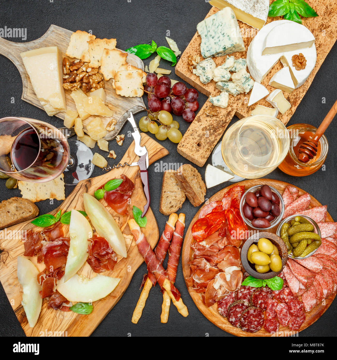 Assiette de fromage Viande froide au salami chorizo, jambon, fromage et ...