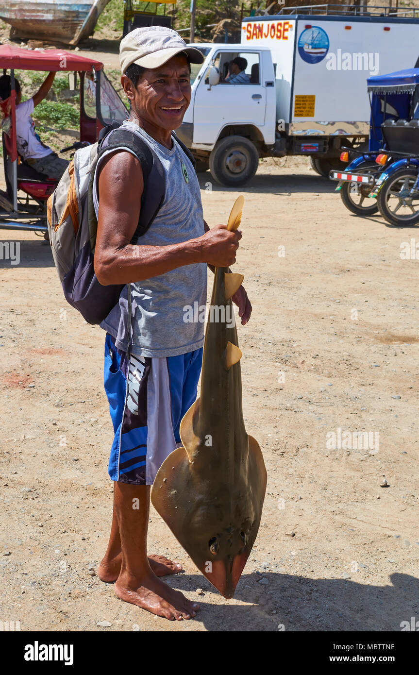 Homme portant un requin d'ange par queue Banque de photographies et d ...