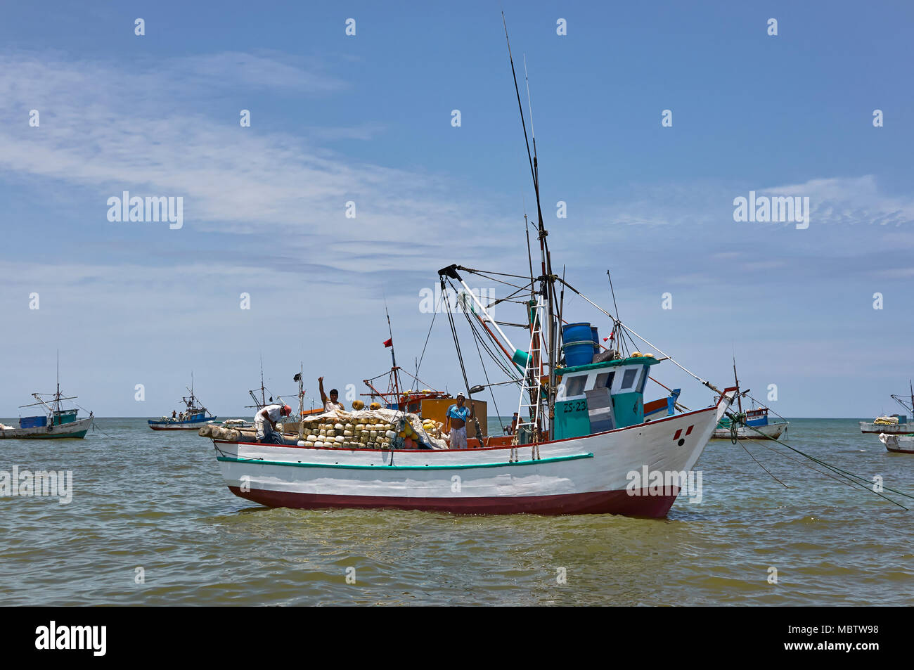 Peruvian fishing boat Banque de photographies et d’images à haute ...