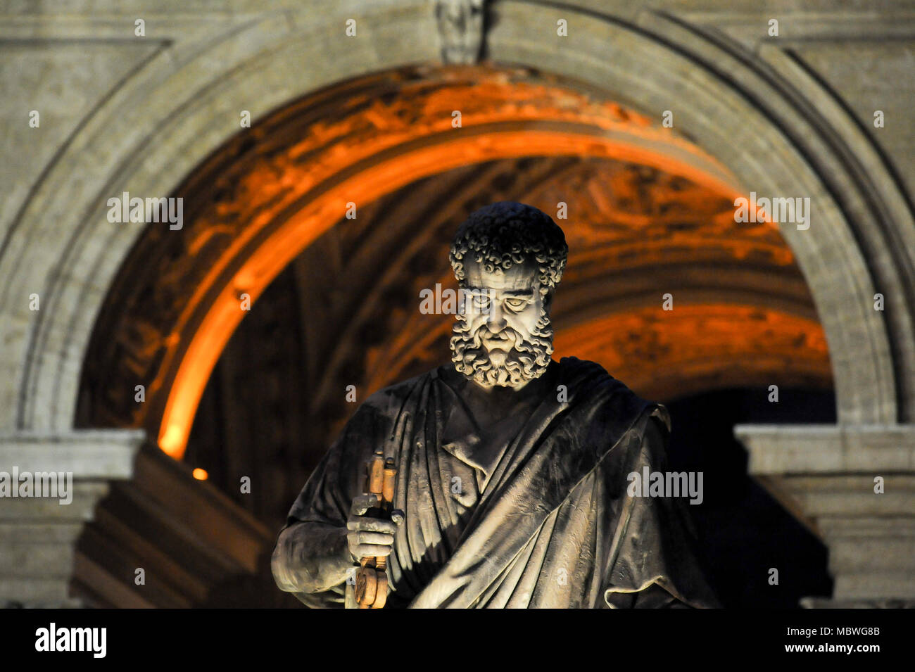 Statue de Saint Pierre sur la Piazza San Pietro (Place Saint Pierre) de ...