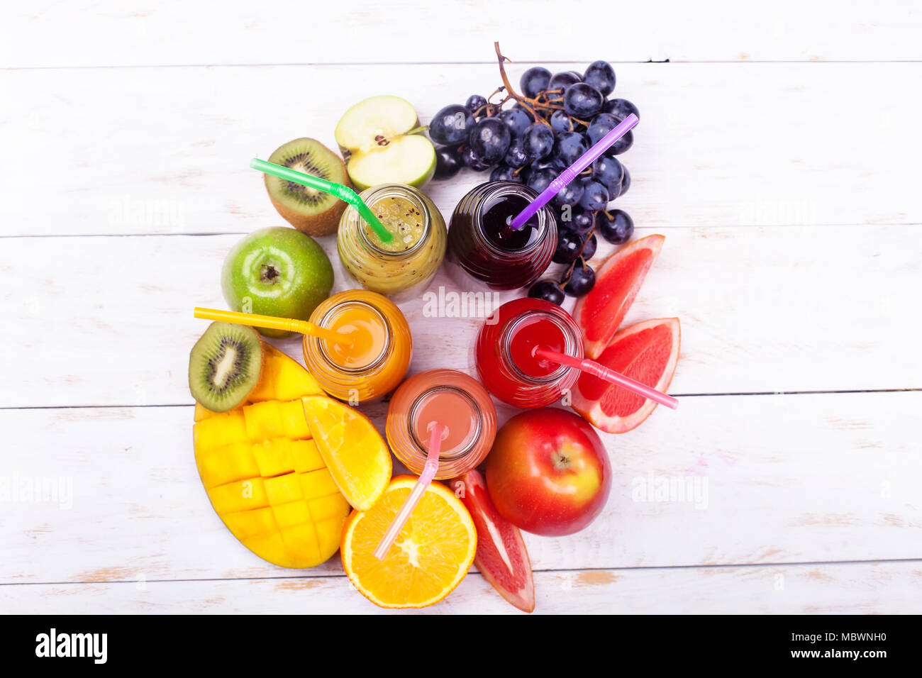 Rangée des jus de cinq bouteilles de Smoothie vert jaune rouge rose ...