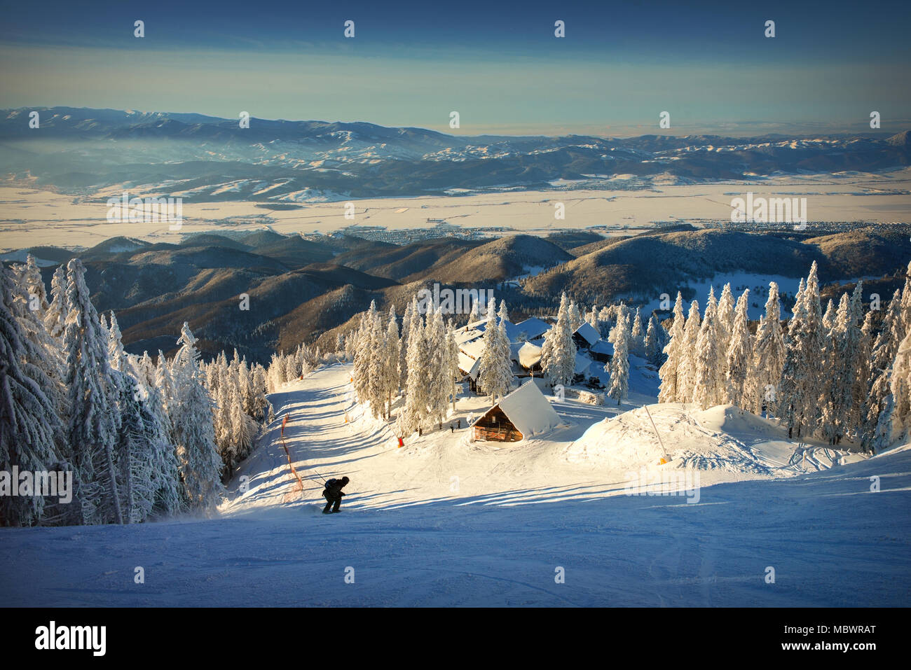 Chalets en bois et des pistes de ski dans les Carpates, Poiana Brasov ...