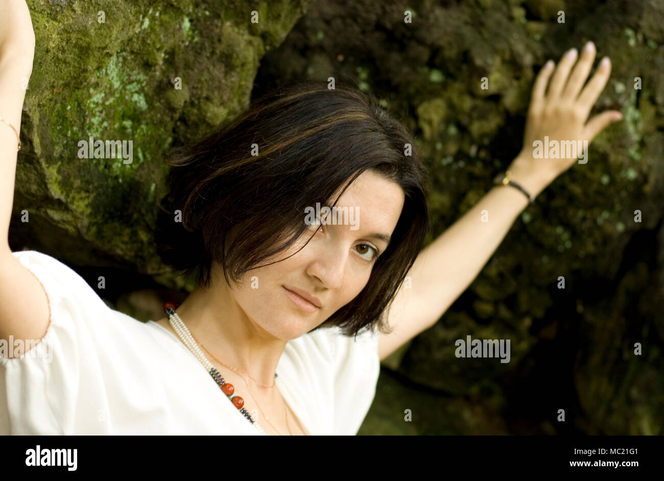 Femme dans la grotte Banque de photographies et d’images à haute ...
