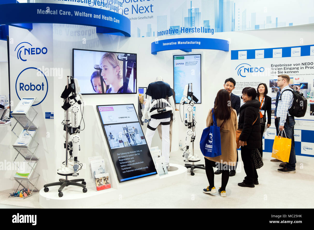 Cyberdyne Robot HAL pour fournir des traitements médicaux pour l'amélioration fonctionnelle des ...