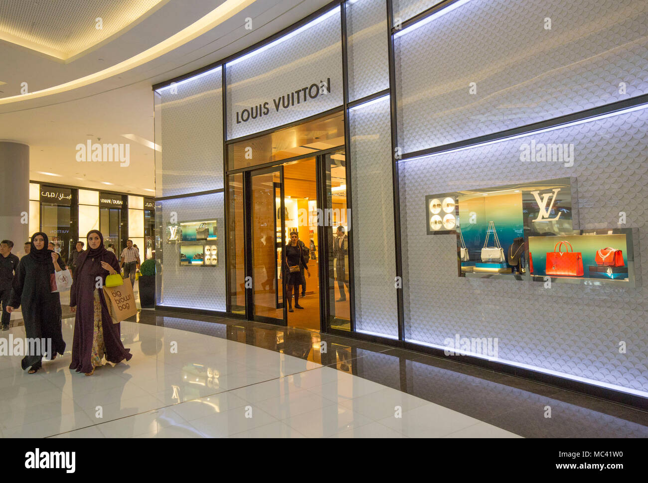 Louis vuitton shop dubai mall Banque de photographies et d’images à ...