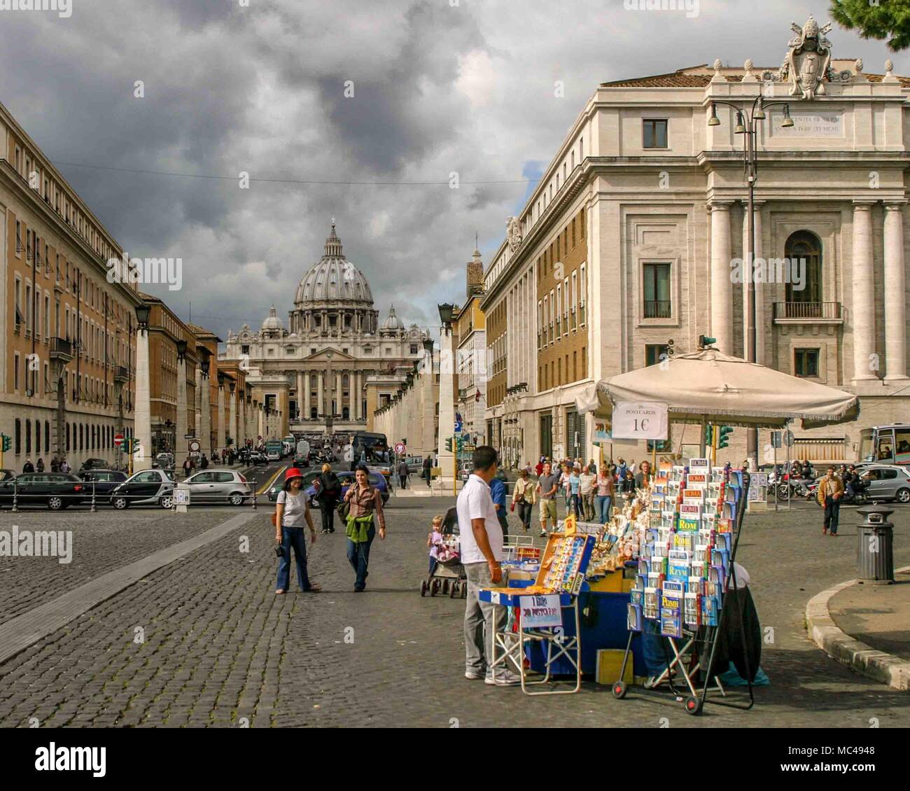 Rome, Italie. 14Th Oct, 2004. Voir en bas de la Via del Concillazione ...