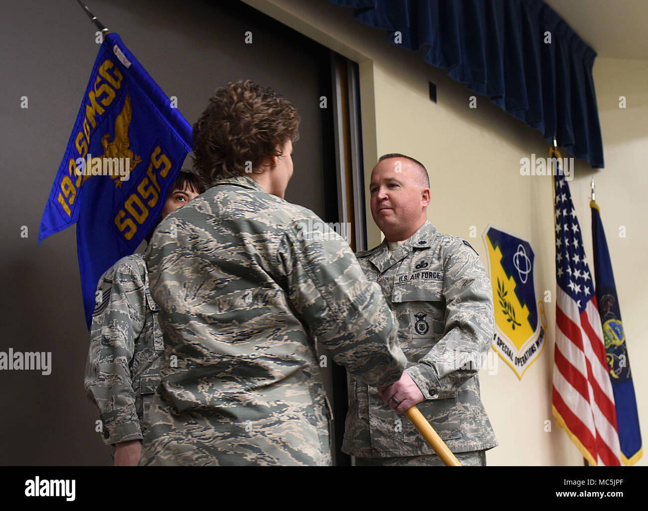 Le Lieutenant-colonel de l'US Air Force Barry Strube, 193e Escadron d ...