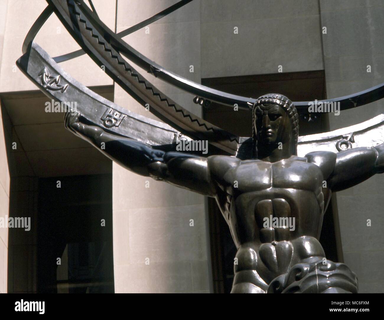 Sigils planétaires sur la statue d'Atlas (par Lee Lawrie) en face de l ...