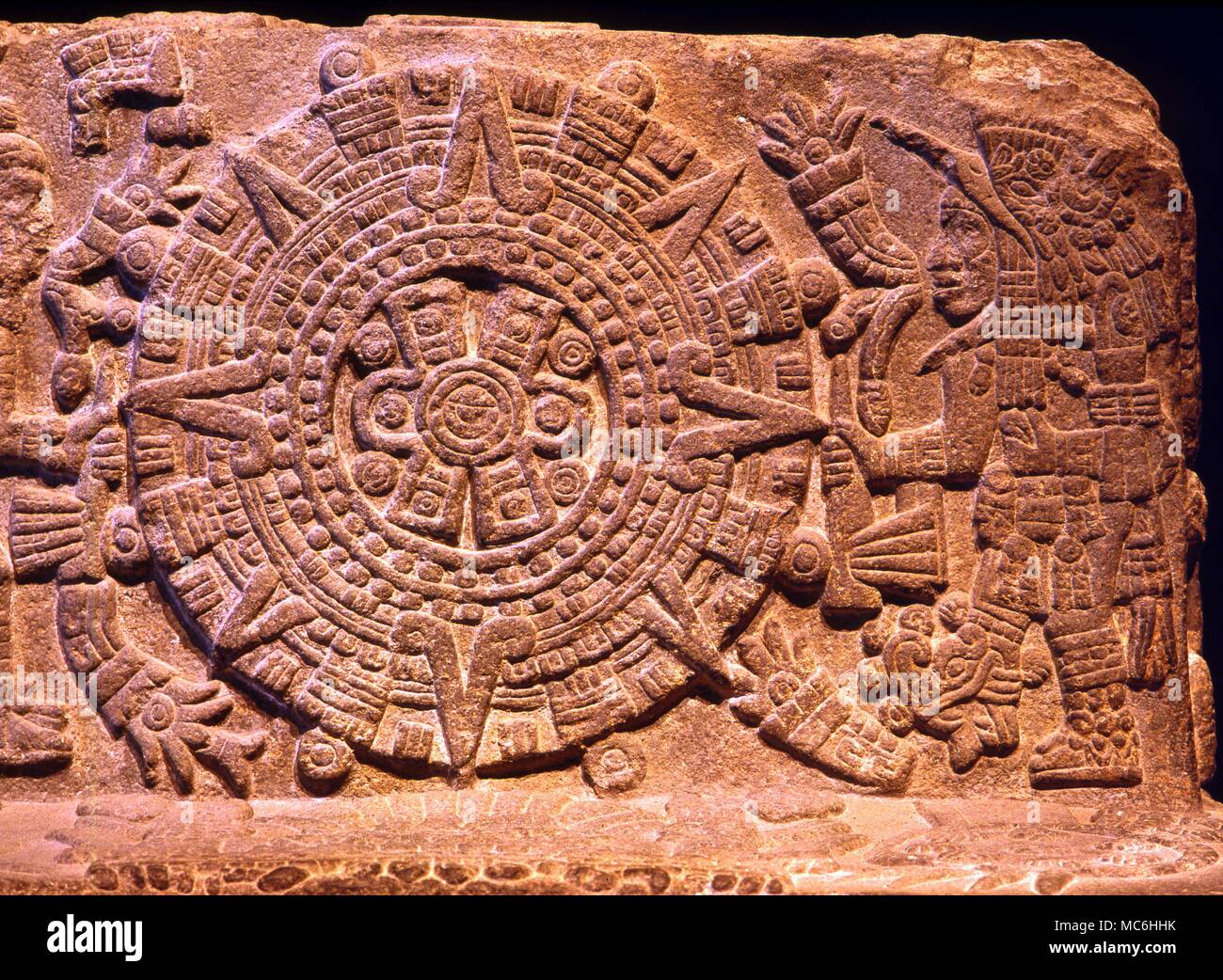 La mythologie mexicaine. Bas-relief du disque solaire aztèque ...