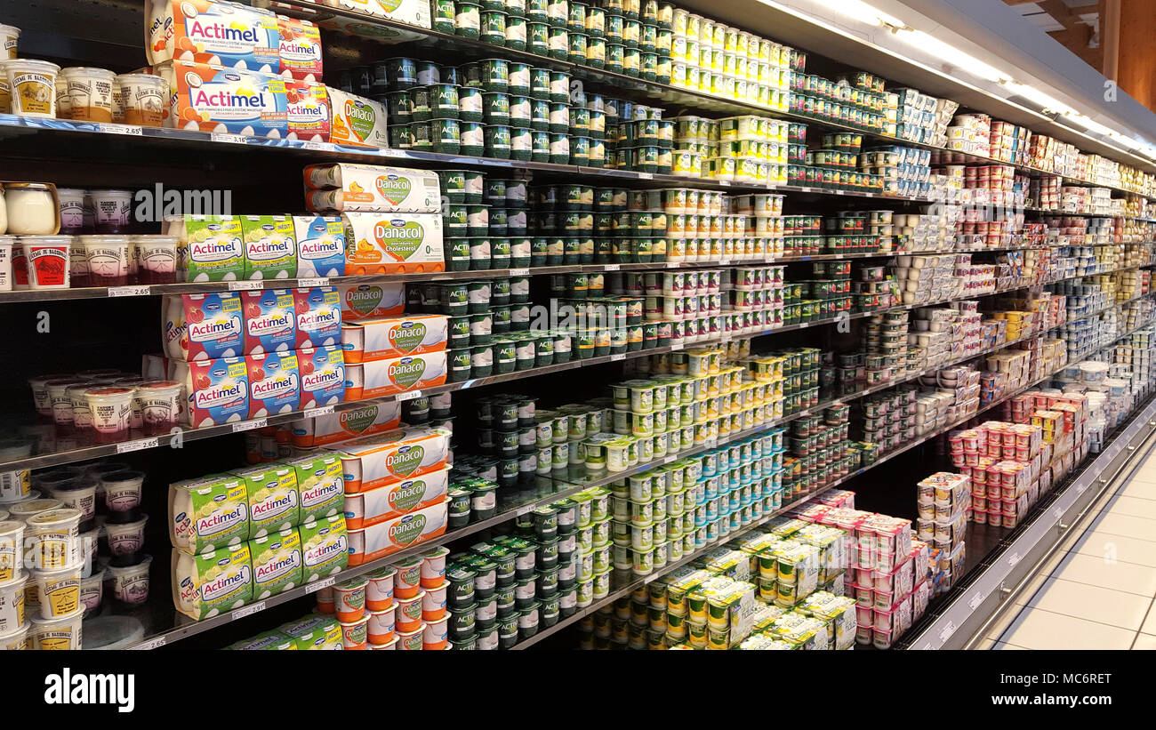Intérieur d'un hypermarché français. France Photo Stock - Alamy