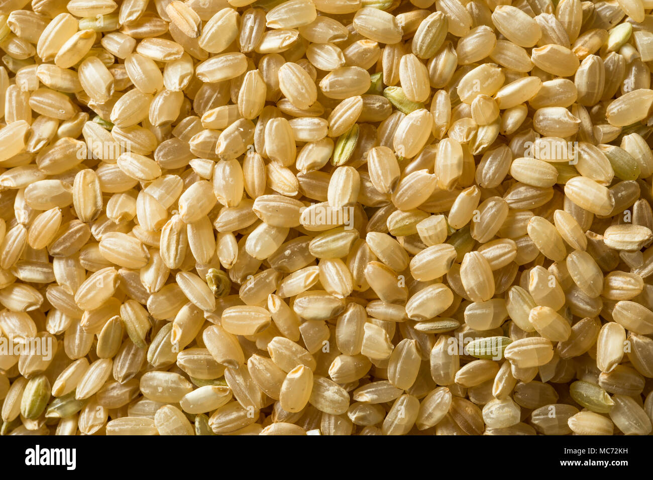Grain court biologiques crus dans un bol de riz brun Photo Stock - Alamy