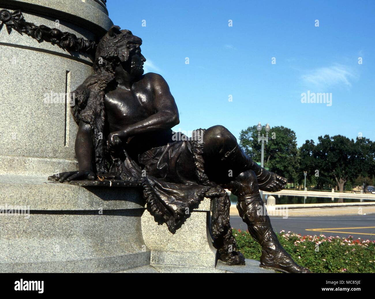 La mythologie romaine. Statue d'Héraclès (symbolique du soldat) au pied ...
