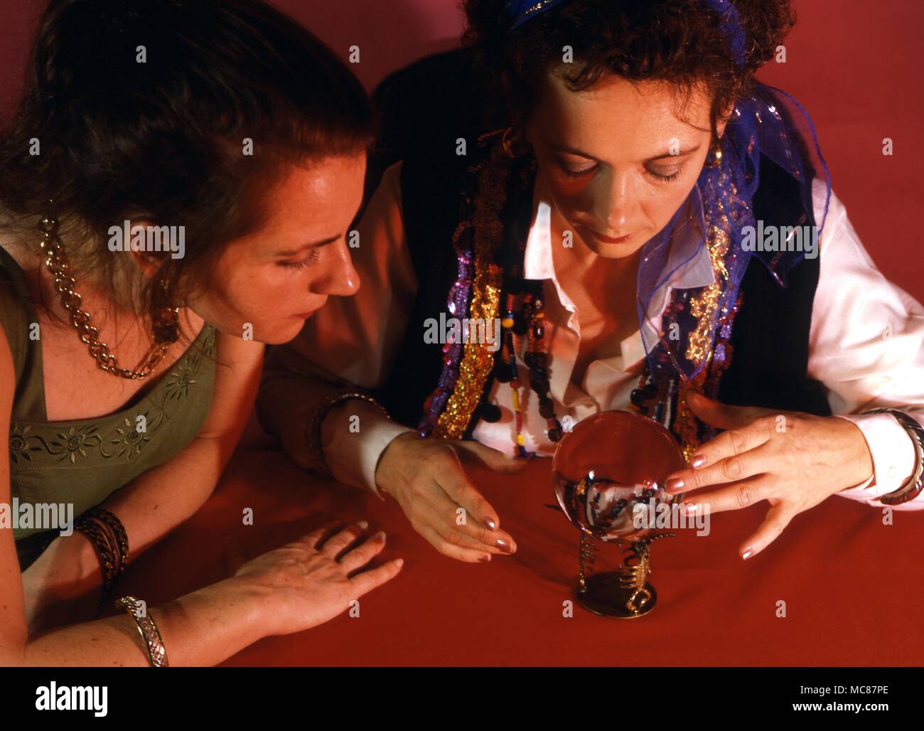 Boule de cristal crystal gazing fille en costume gitane lire les signes ...